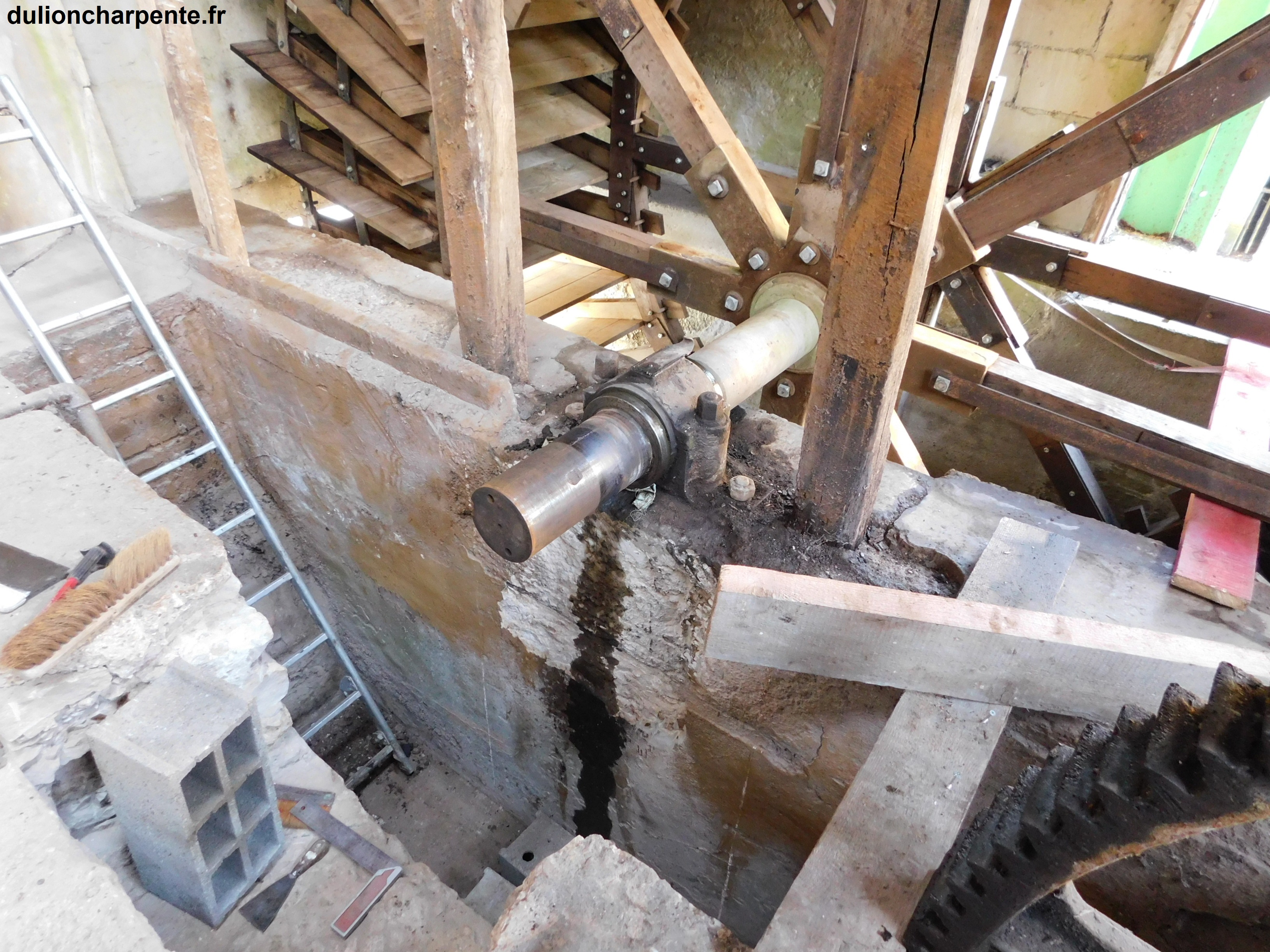 Roue à augets – Restauration de charpente et couverture de toit en ...